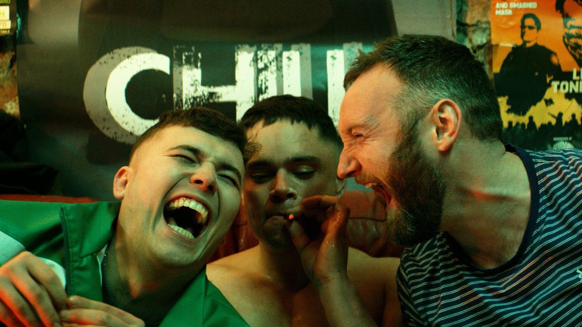 【映画レビュー『KNEECAP／ニーキャップ』】ラップは銃よりも強く響く―母語と暴力の狭間で叫ぶ若者たちのレジスタンス - cula