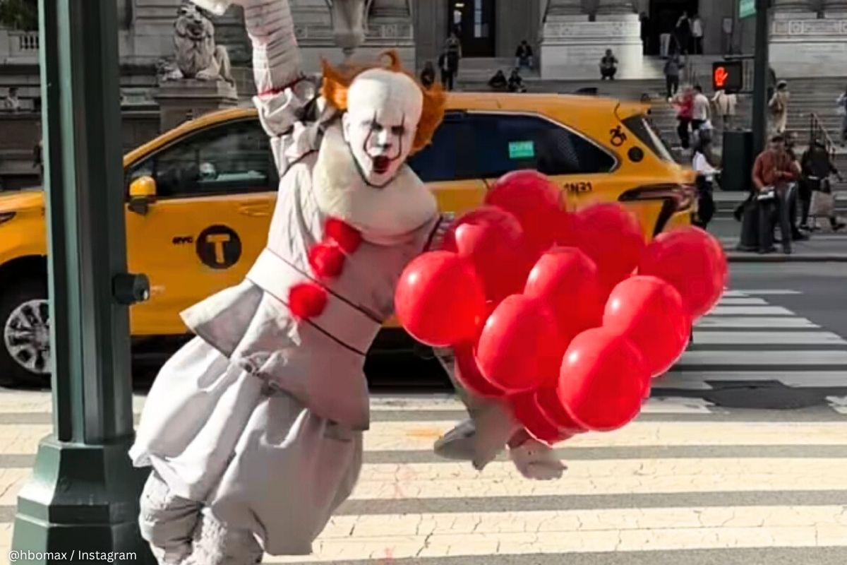 『IT／イット ウェルカム・トゥ・デリー』PRでペニーワイズが世界の街に降臨！HBO新作が恐怖の起源を描く - cula