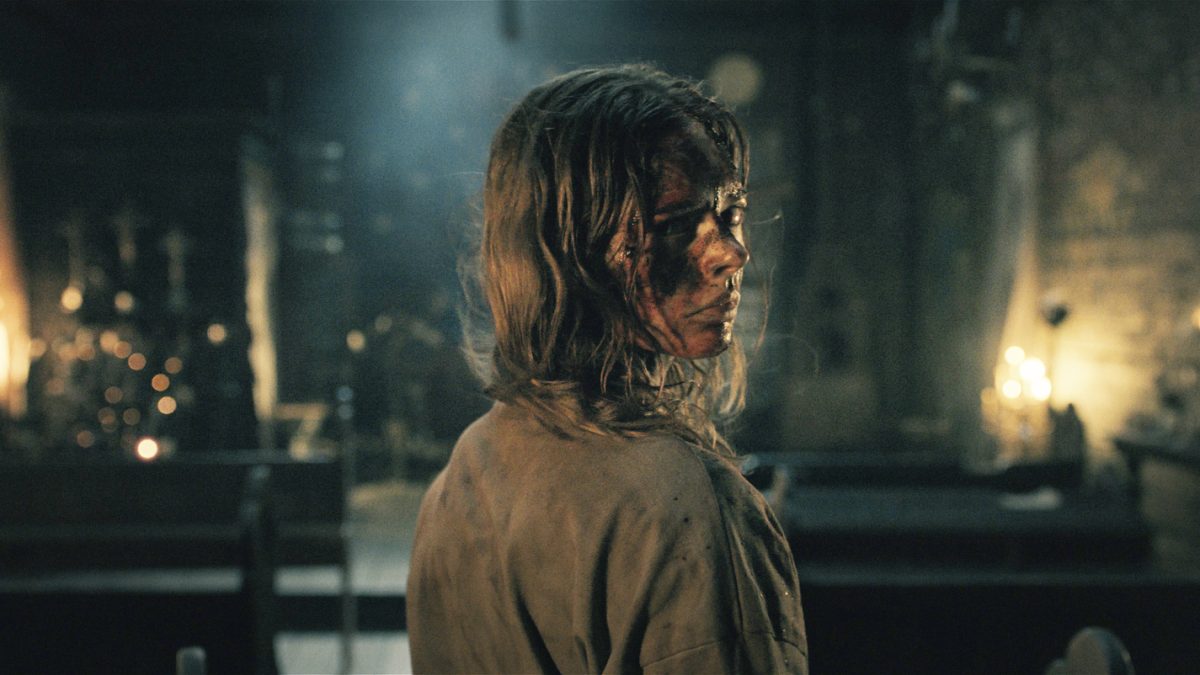 映画『ヴィレッジ 声帯切村』2026年1月2日公開－“音＝即死”の村で少女が全編セリフなしの極限サバイバル - cula